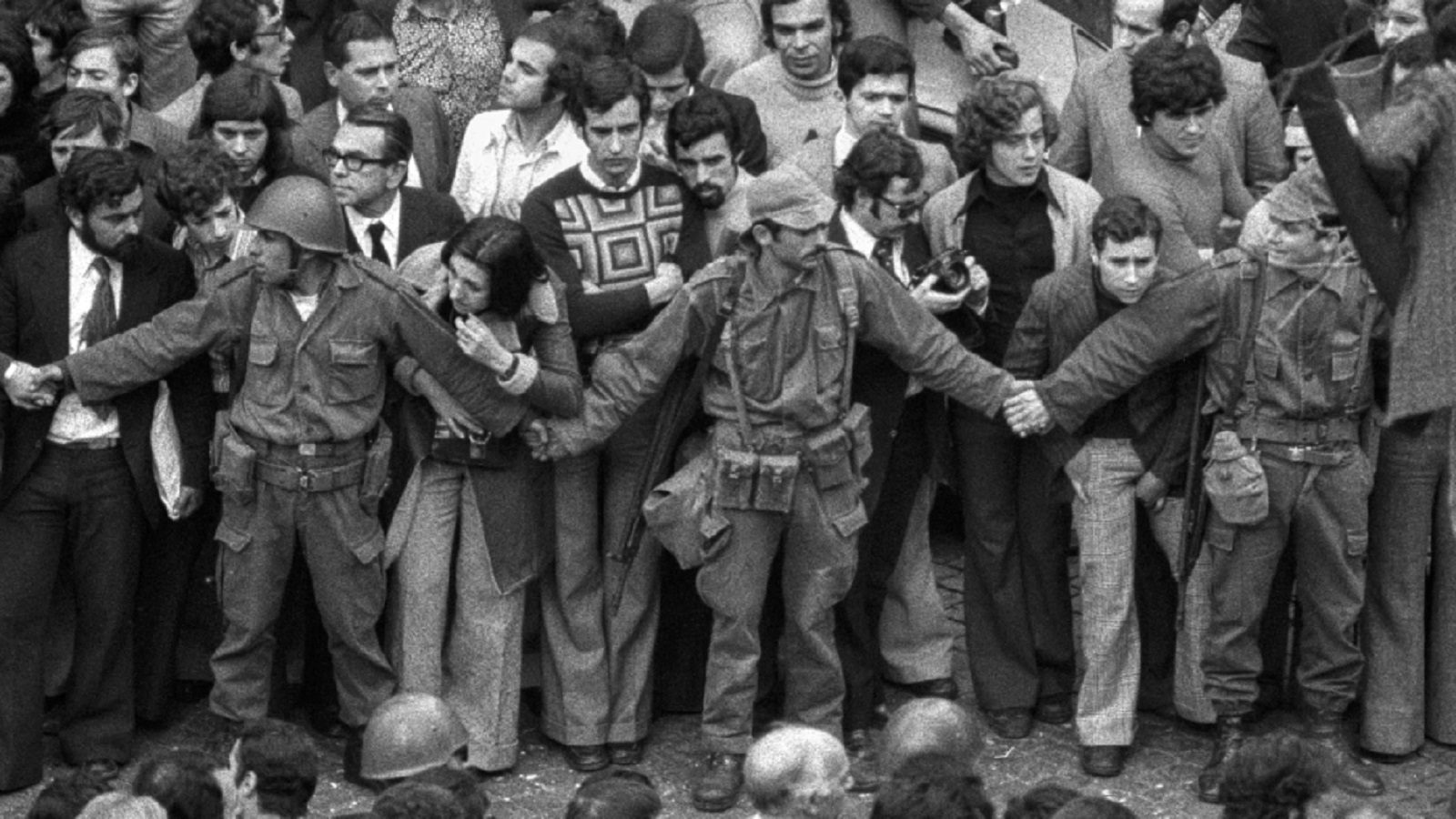 Revolução dos Cravos: Portugal escolhe a liberdade