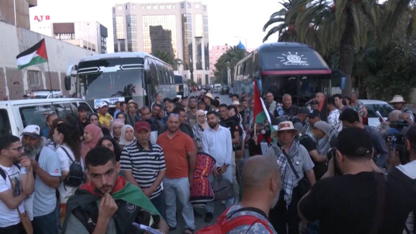 Milhares de ativistas marcham a Gaza para romper bloqueio de Israel