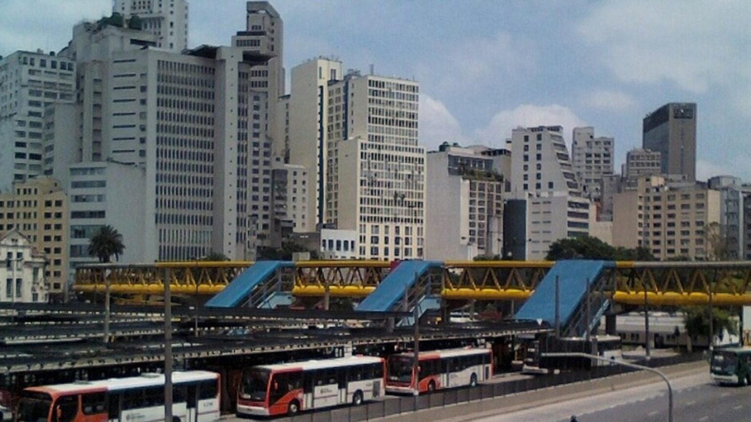 Terminal Parque D. Pedro amanhece fechado em SP